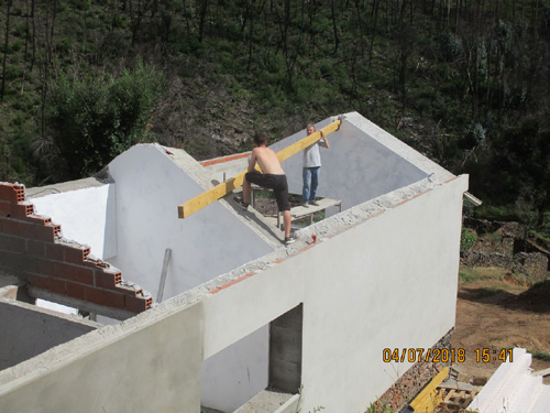 G o l a d i n h a_____________Kraftort in Portugal » Dacharbeiten